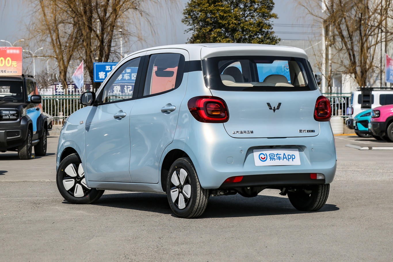 【宏光MINIEV四门版 205km 臻享＋款侧后45度车头向左水平图片-汽车图片大全】-易车
