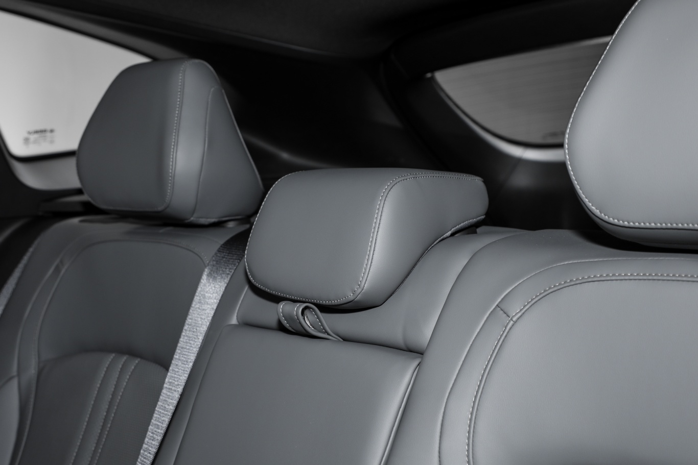 【银河L7EM-i 1.5L 115km 探索＋版后排空间图片-汽车图片大全】-易车