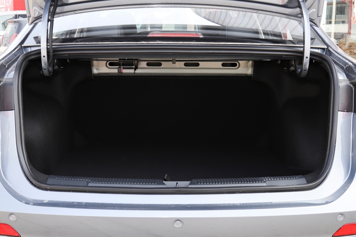 【荣威i51.5L CVT尊荣版后备厢空间特写图片-汽车图片大全】-易车