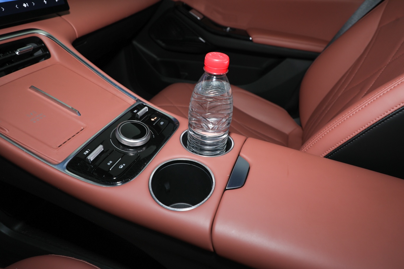 【银河L6EM-i 1.5L 140km 星舰版前排杯架图片-汽车图片大全】-易车