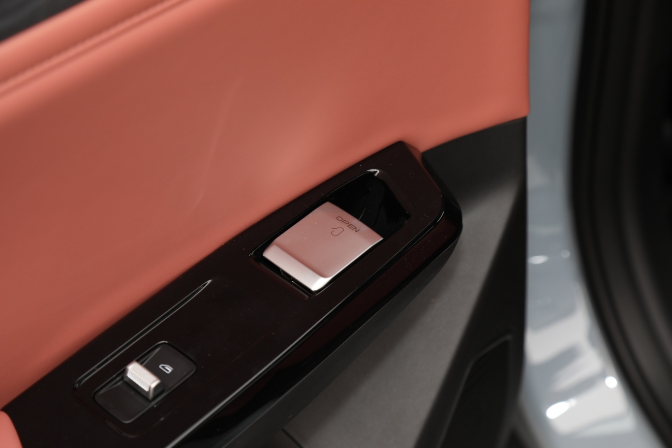 【银河L6EM-i 1.5L 140km 远航版后排功能图片-汽车图片大全】-易车