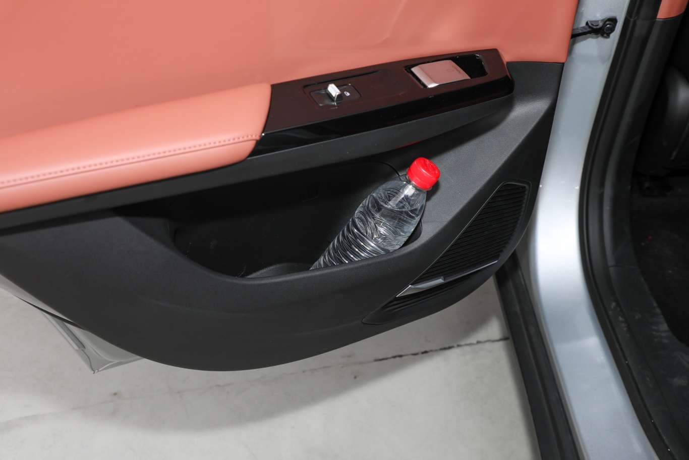 【银河L6EM-i 1.5L 140km 星舰版后排功能图片-汽车图片大全】-易车