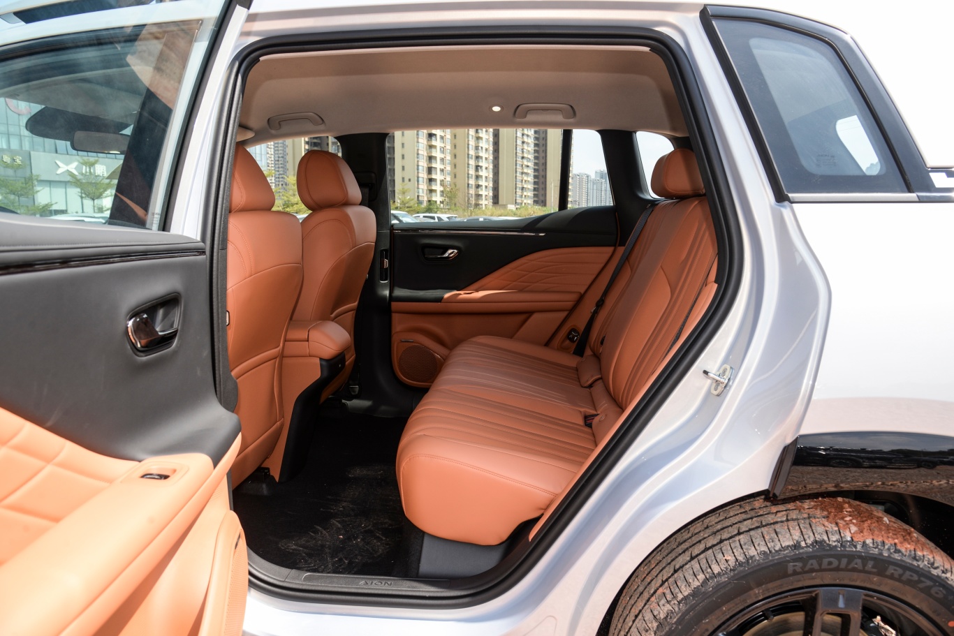 【AION V埃安霸王龙 650km 智享版 75.26kWh后排空间图片-汽车图片大全】-易车