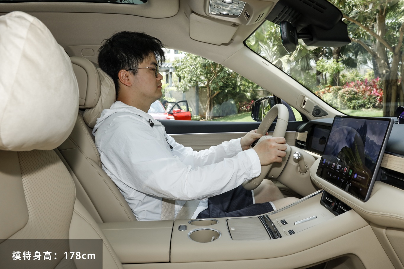 【问界M5增程版 230km Ultra 四驱版前排空间体验图片-汽车图片大全】-易车