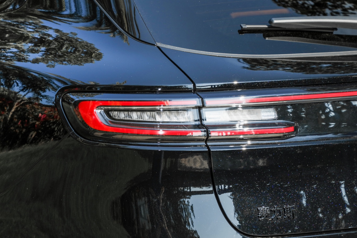 【问界M5增程版 230km Ultra 四驱版尾灯侧45度俯拍图片-汽车图片大全】-易车