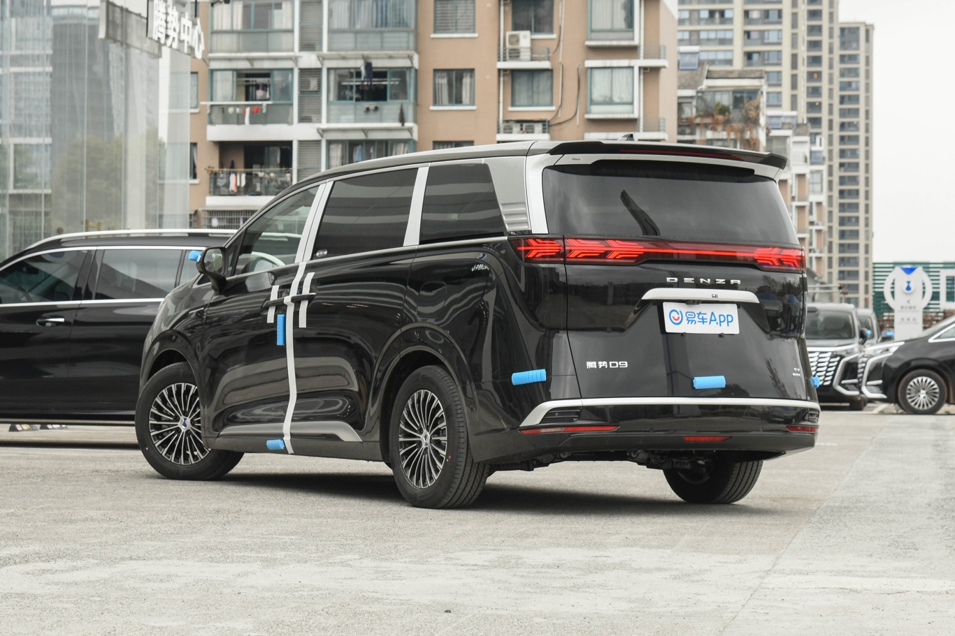 【腾势D9EV 智驾版 620km 前驱豪华型侧后45度车头向左水平图片-汽车图片大全】-易车