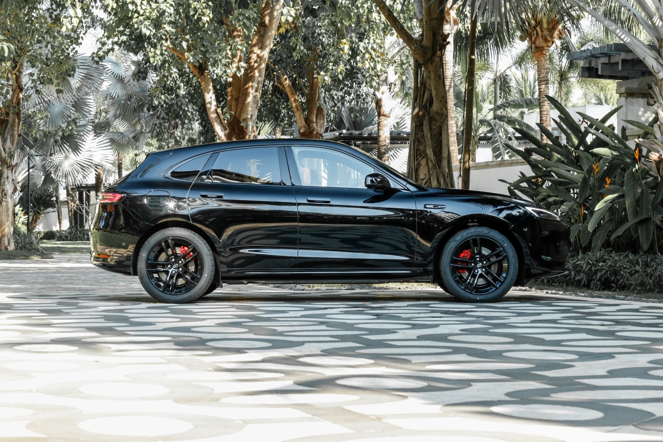 【问界M5增程版 230km Ultra 四驱版正侧车头向右水平图片-汽车图片大全】-易车