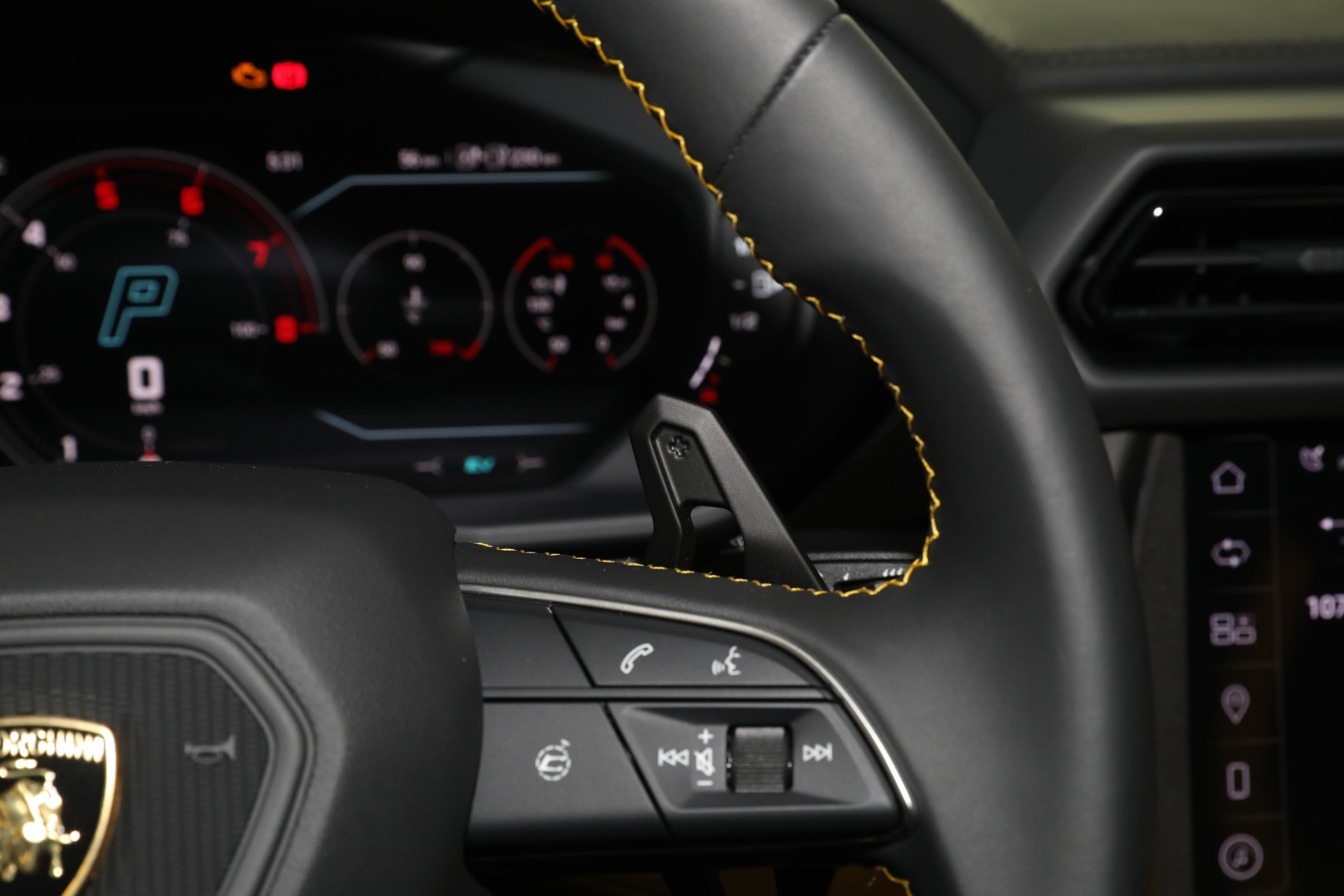 【Urus SE4.0T 60km 标准版主驾驶位图片-汽车图片大全】-易车