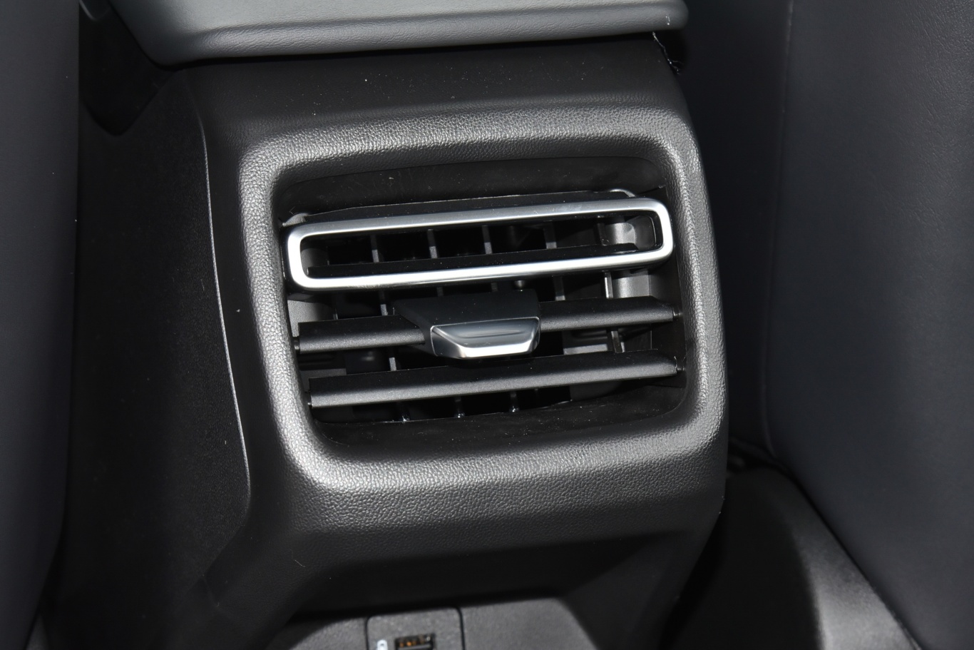 【逸动新蓝鲸 1.5T 双离合500Bar旗舰型后排(第二排)出风口图片-汽车图片大全】-易车