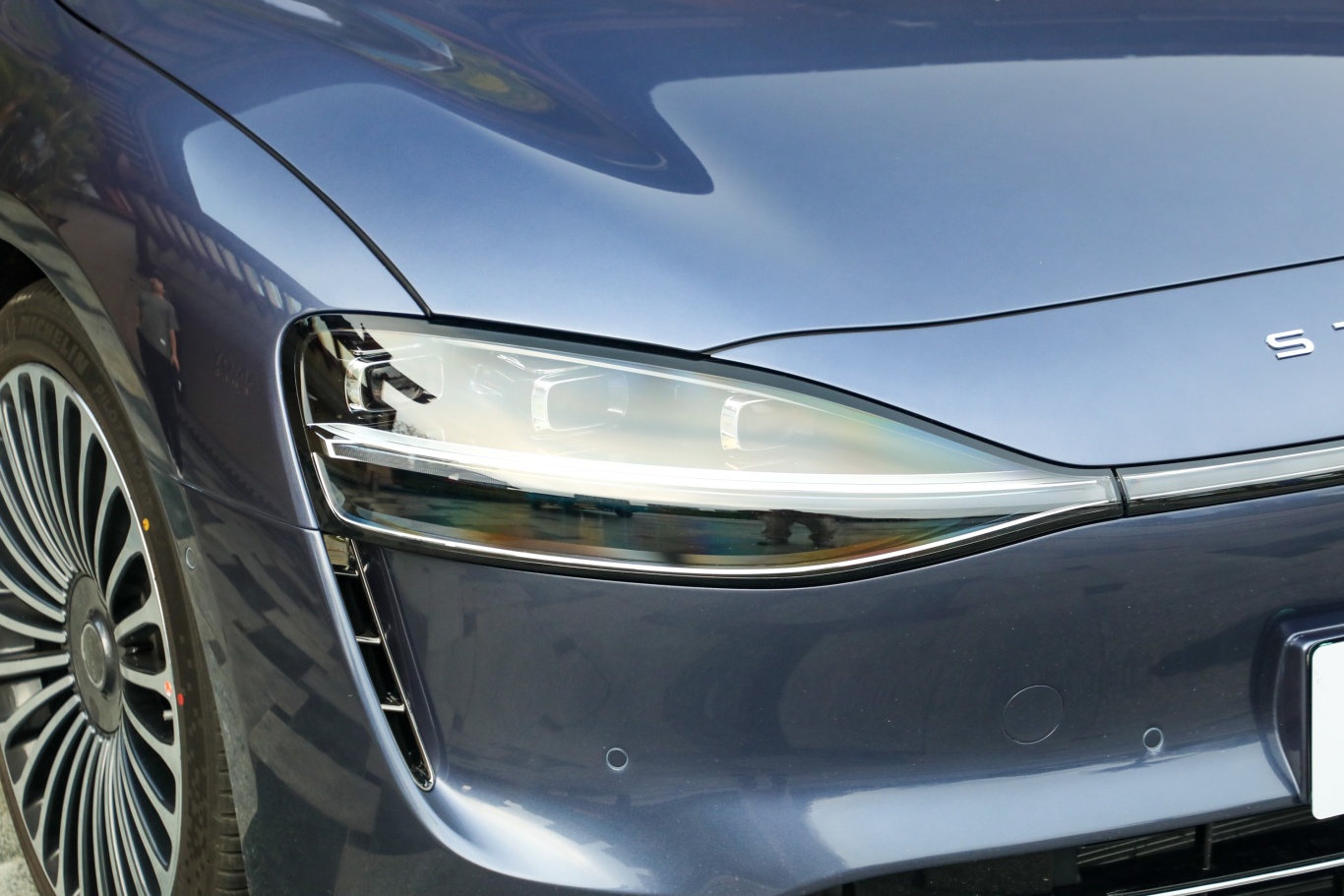 【享界S9增程版 365km 后驱Ultra大灯侧45度俯拍图片-汽车图片大全】-易车