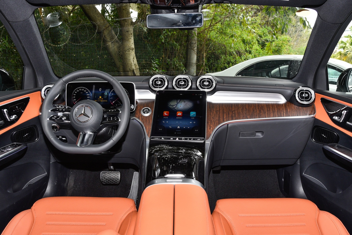 【奔驰GLC改款 GLC 300 L 4MATIC 动感型 5座内饰全景正拍图片-汽车图片大全】-易车