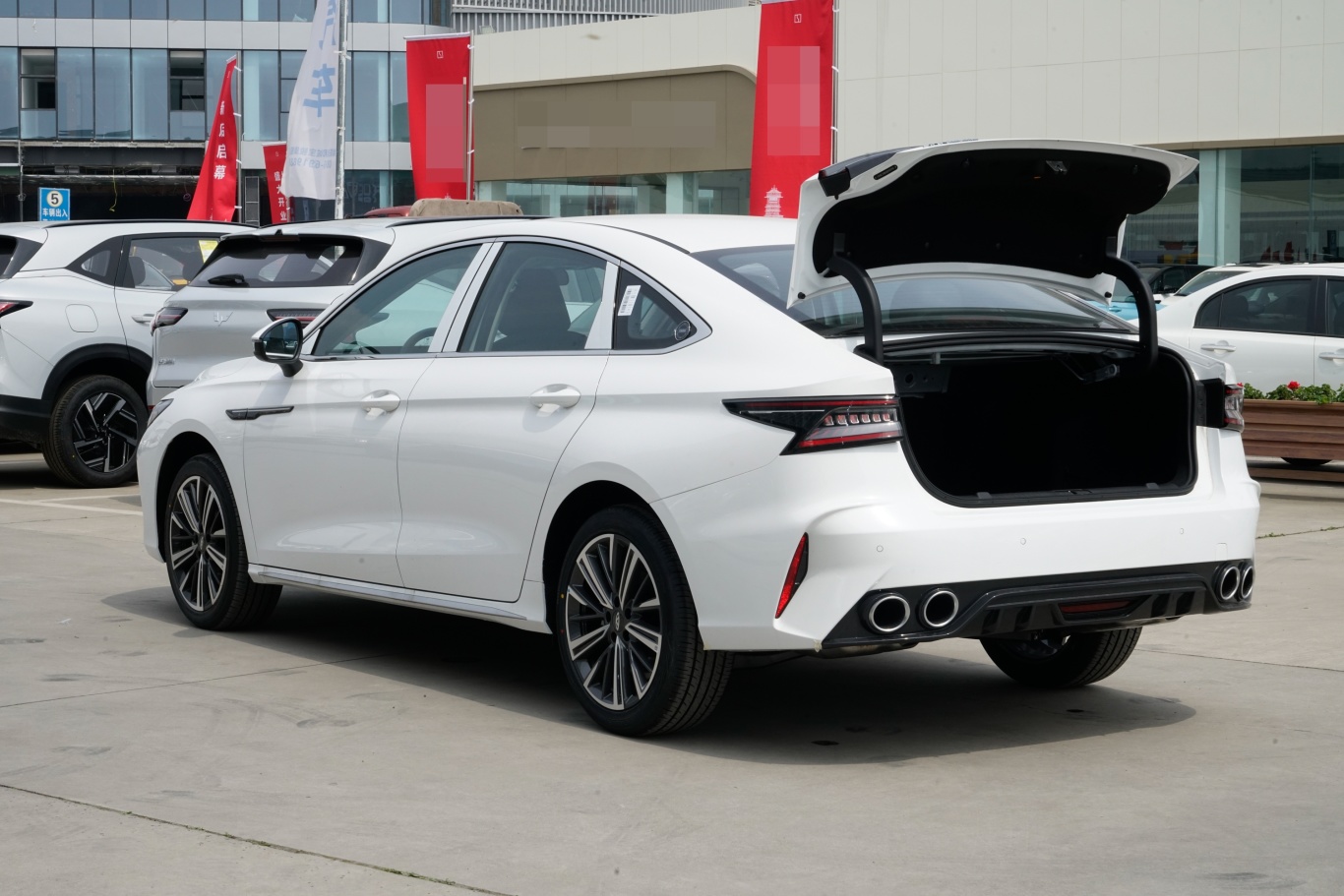 【艾瑞泽81.6T 双离合卓越版后备厢开启45度侧拍图片-汽车图片大全】-易车