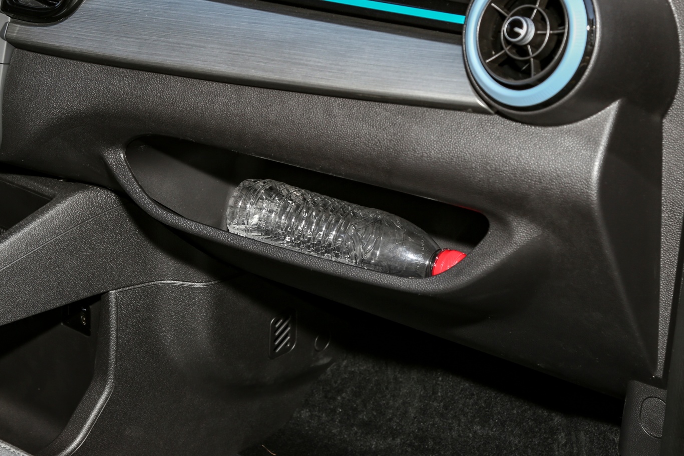 【小蚂蚁改款 251km 热爱版 25.05kWh手套箱空间水瓶横置图片-汽车图片大全】-易车