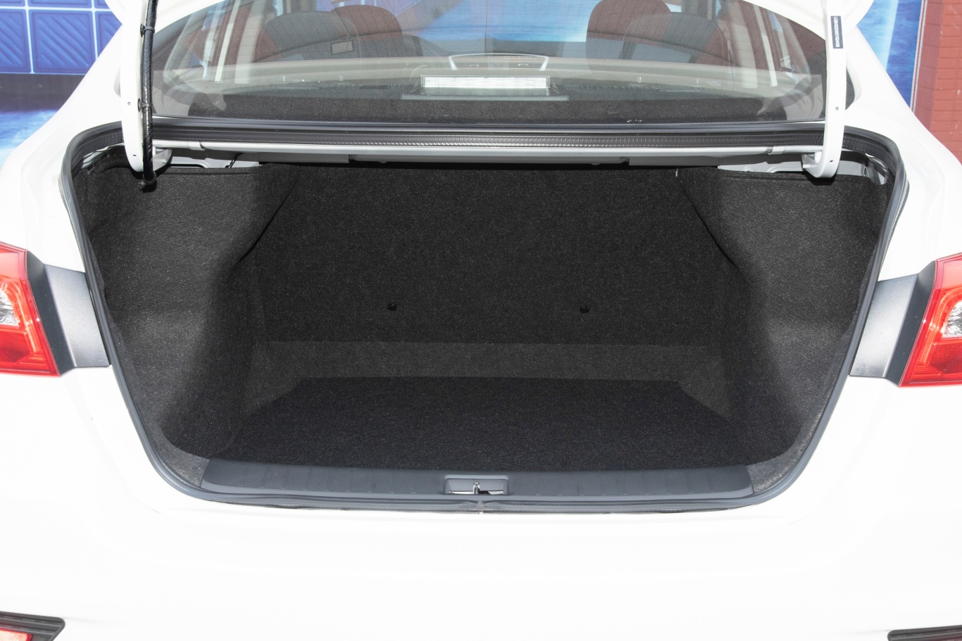 【轩逸改款 经典 1.6L XE 大屏版后备厢空间特写图片-汽车图片大全】-易车