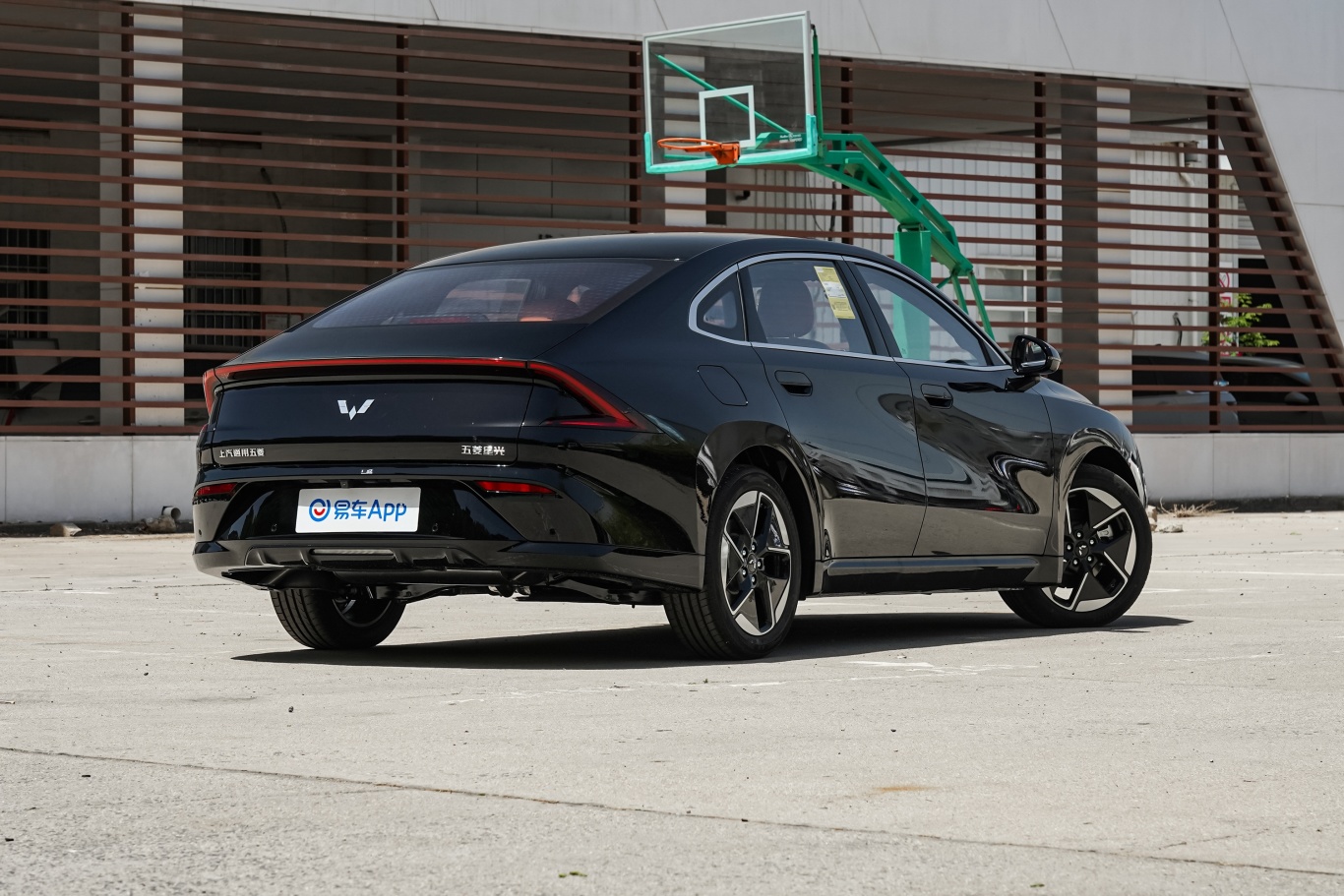 【五菱星光插电混动 1.5L 150km 智能进阶型侧后45度车头向右水平图片-汽车图片大全】-易车