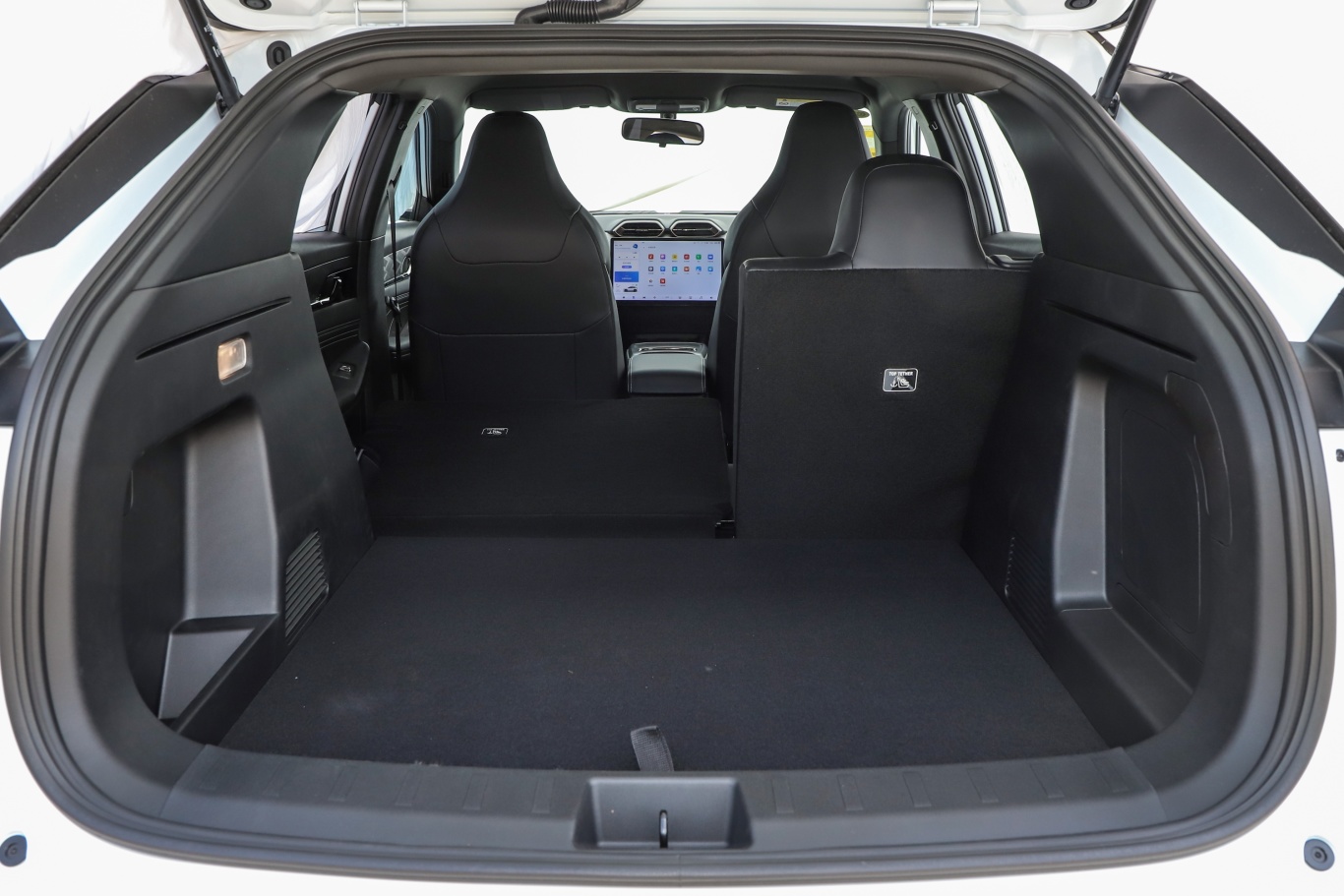 【风神L7插电混动 1.5T 205km 205超长续航畅享型后备厢图片-汽车图片大全】-易车