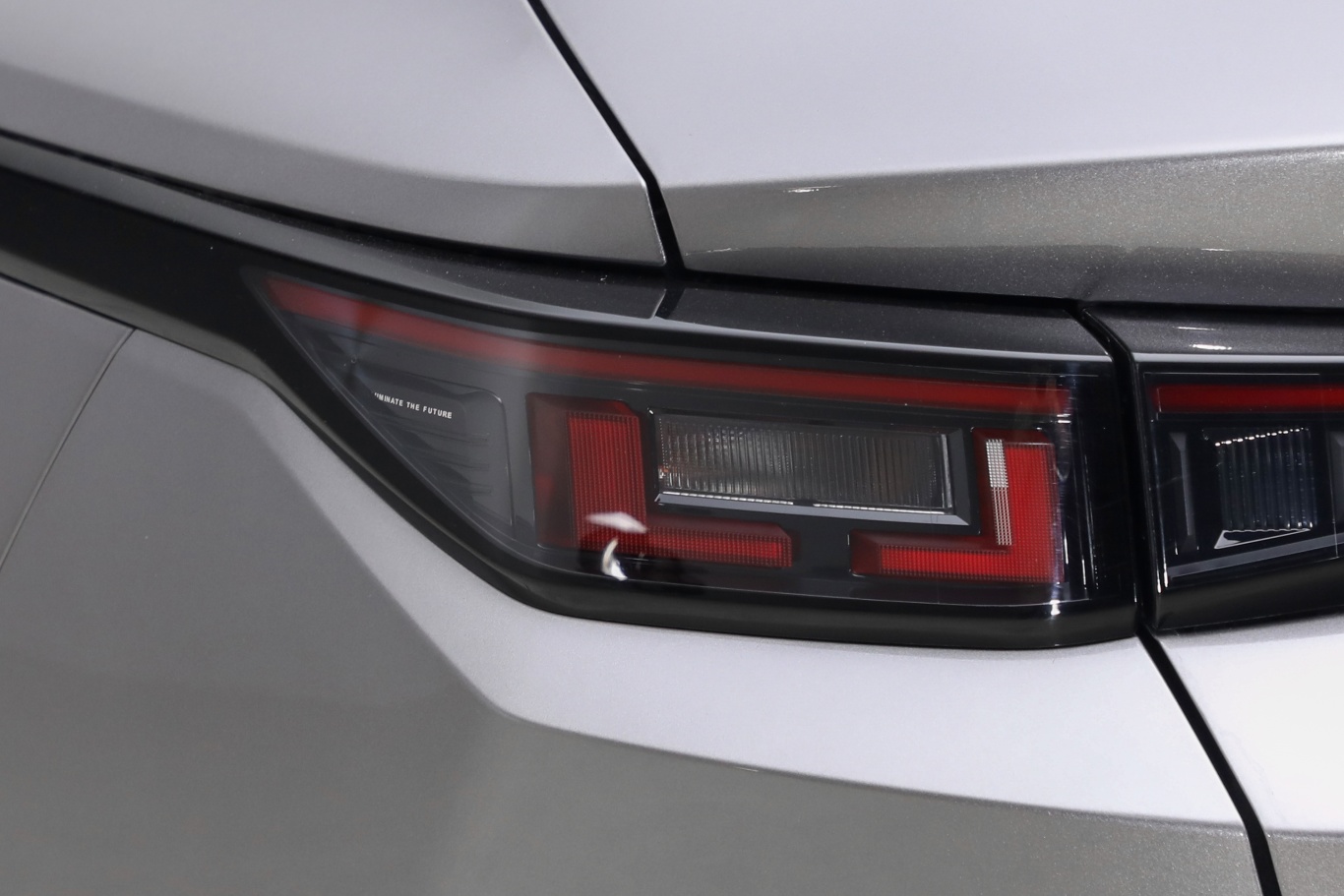 【逸动新蓝鲸 1.5T 双离合500Bar旗舰型尾灯侧45度俯拍图片-汽车图片大全】-易车