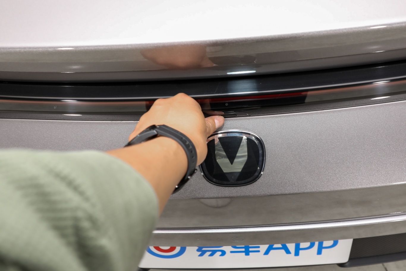 【逸动新蓝鲸 1.5T 双离合500Bar旗舰型电动尾门按键(手动扶手)图片-汽车图片大全】-易车