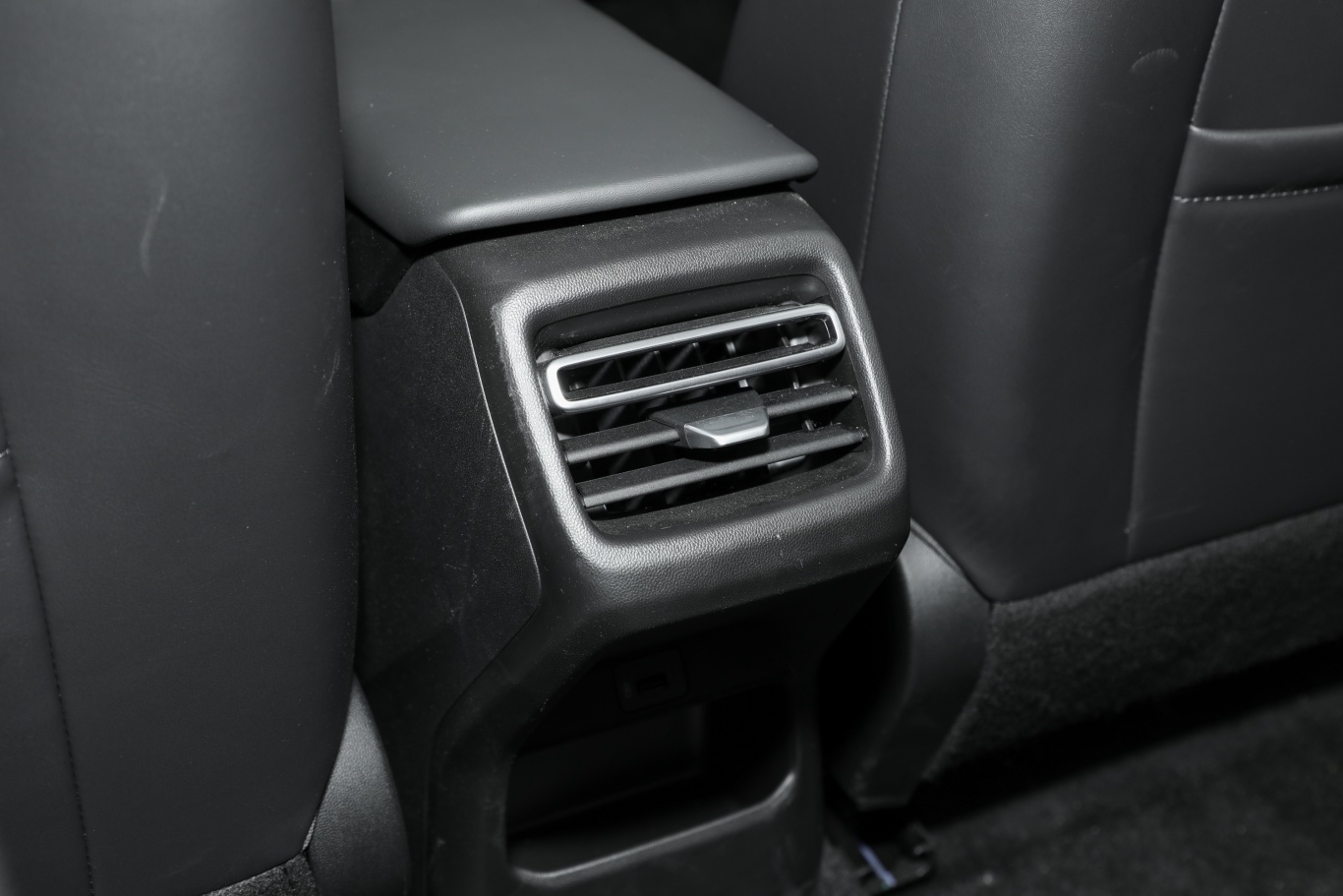 【逸动新蓝鲸 1.5T 双离合500Bar旗舰型后排(第二排)出风口图片-汽车图片大全】-易车