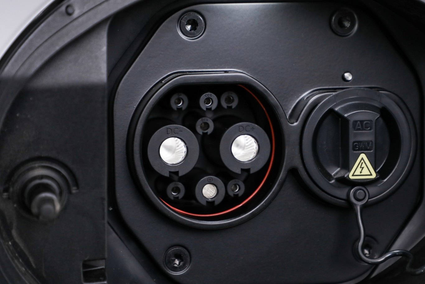 【魏牌蓝山1.5T 220km 四驱Ultra黑武士快充充电口图片-汽车图片大全】-易车