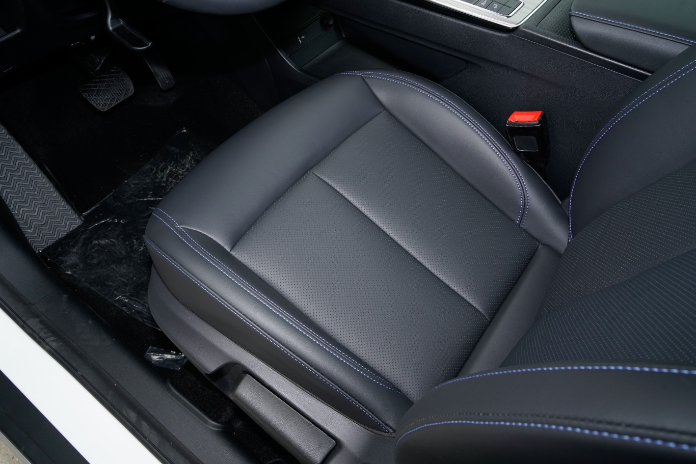 【荣威RX5改款 PLUS 330TGI 双离合领潮智惠版主驾驶位图片-汽车图片大全】-易车