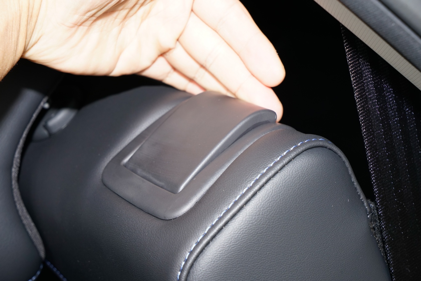 【荣威RX5改款 PLUS 330TGI 双离合领潮智惠版后备厢内座椅放倒装置图片-汽车图片大全】-易车