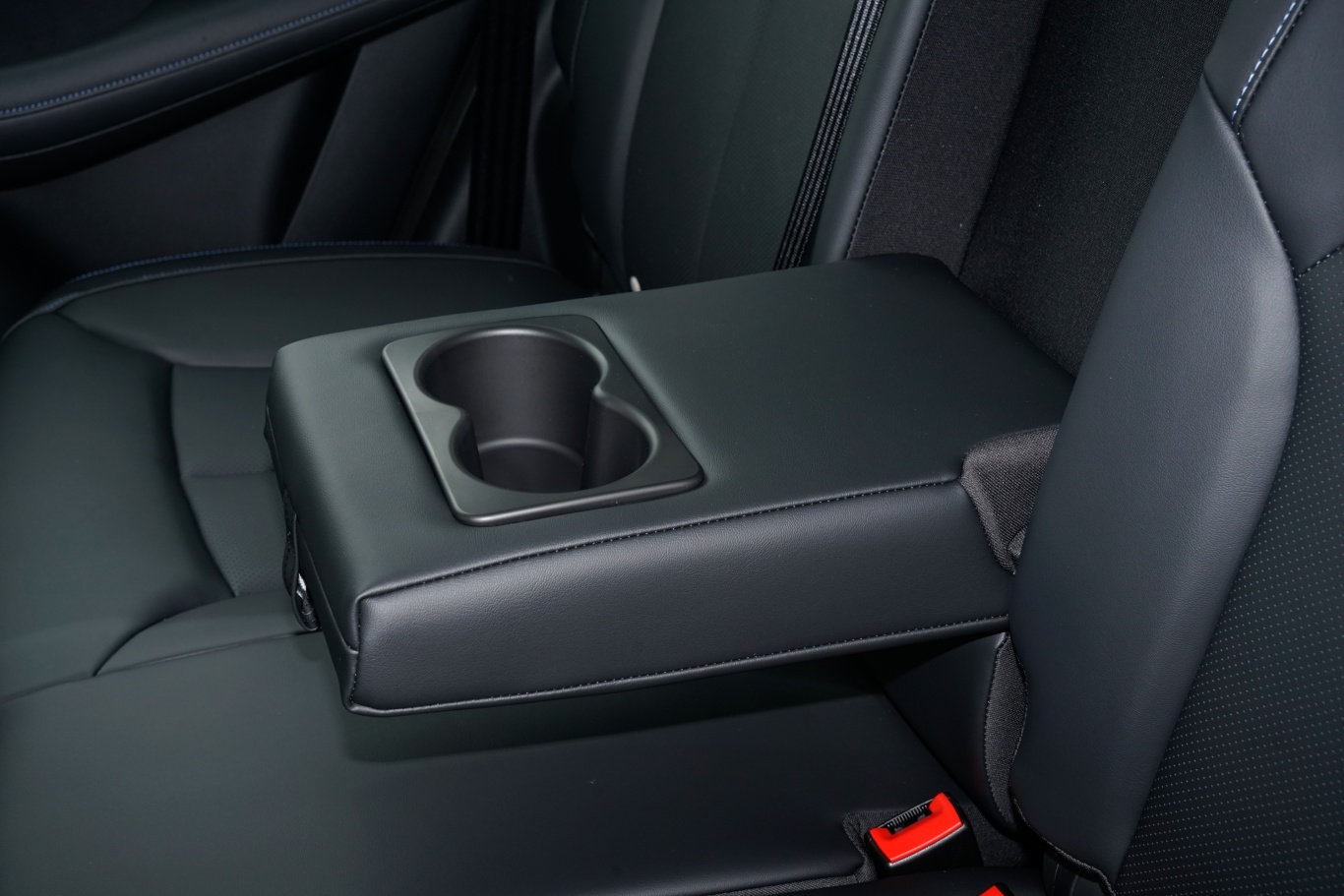 【荣威RX5改款 PLUS 330TGI 双离合领潮智惠版后排(第二排)中央扶手图片-汽车图片大全】-易车