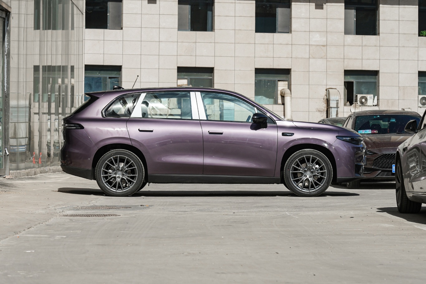 【零跑C10纯电版 605km 605悦享版正侧车头向右水平图片-汽车图片大全】-易车