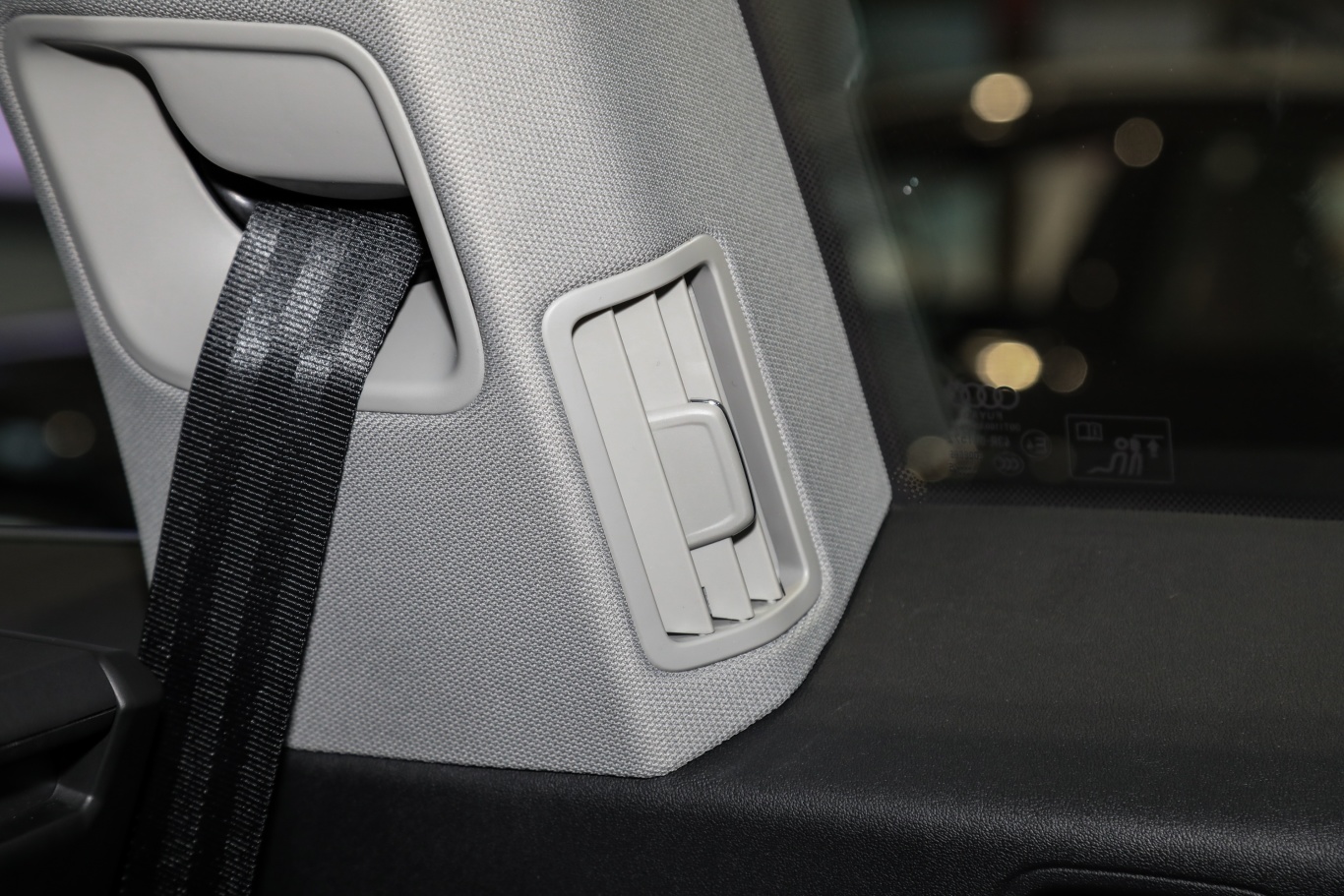 【奥迪Q640 TFSI quattro 纪念版 7座第三排空调出风口图片-汽车图片大全】-易车