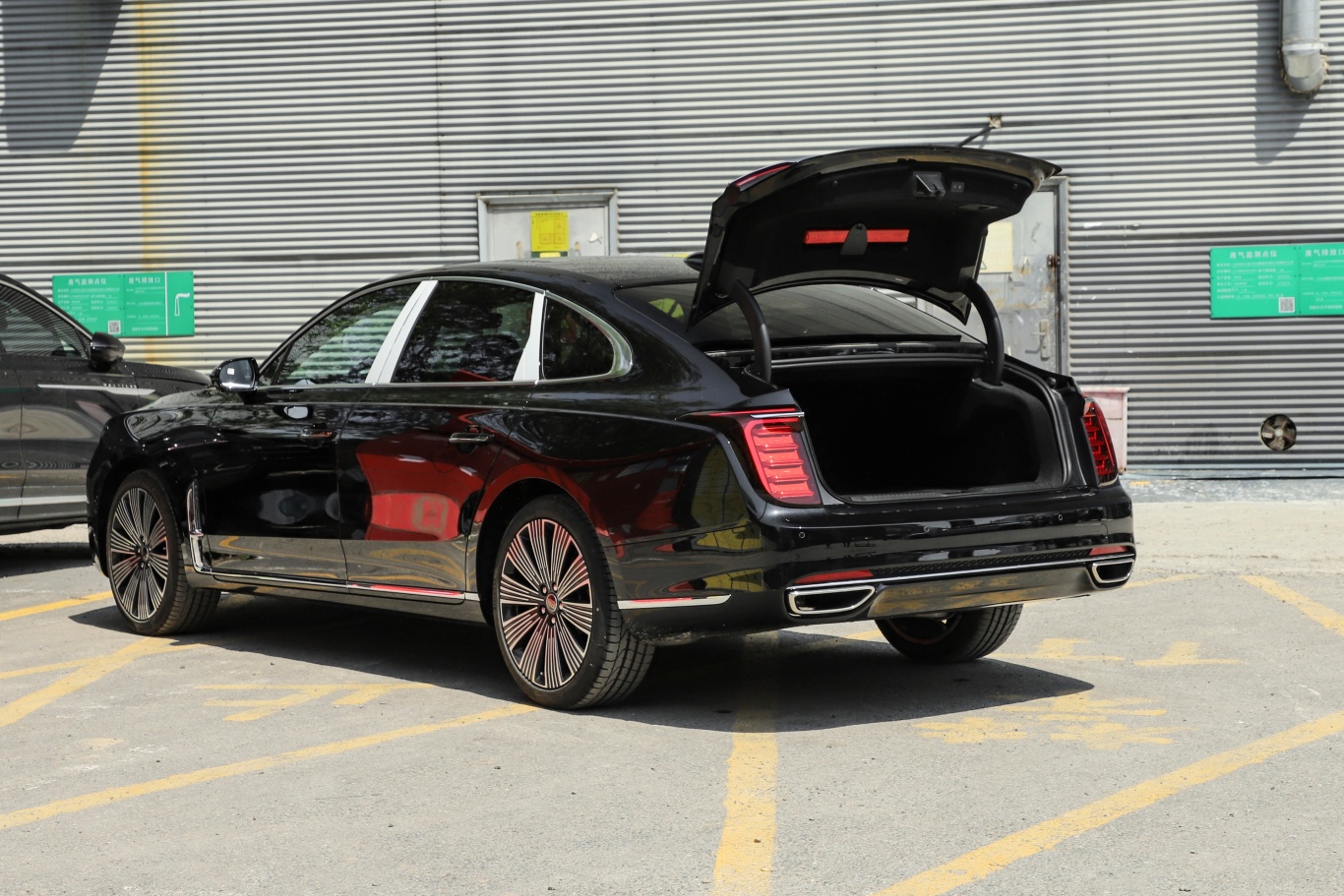 【红旗H92.0T 两驱旗享豪华商务版 5座后备厢开启45度侧拍图片-汽车图片大全】-易车