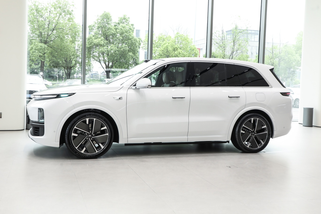 【理想L8Max 智能焕新版正侧车头向左水平图片-汽车图片大全】-易车