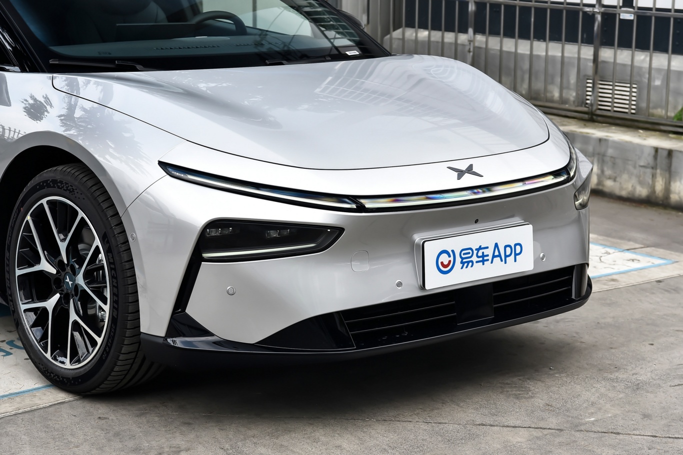 【小鹏P7+685 超长续航 Max 旗舰版前格栅侧俯拍图片-汽车图片大全】-易车