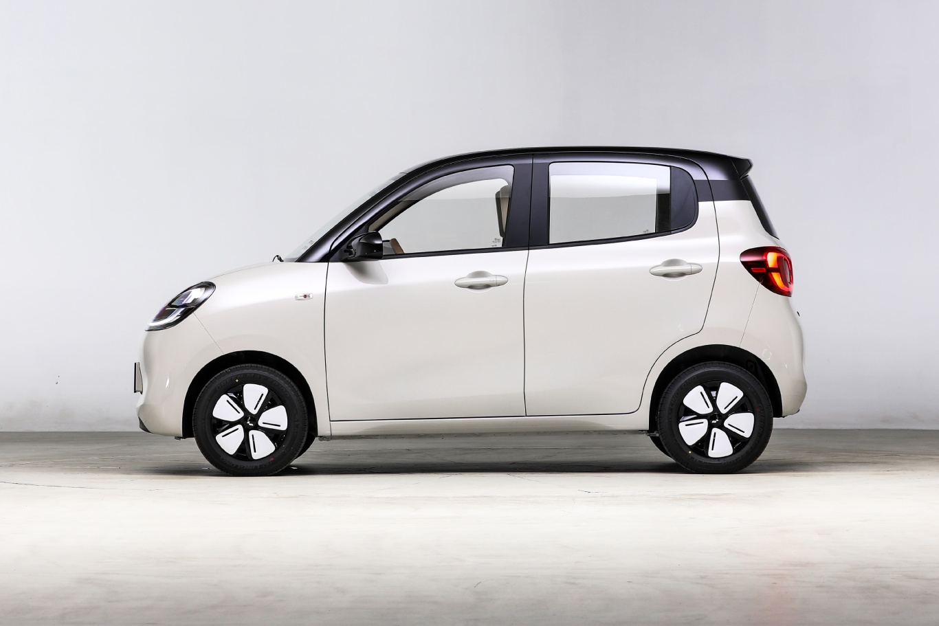 【宏光MINIEV四门版 205km 臻享＋款正侧车头向左水平图片-汽车图片大全】-易车