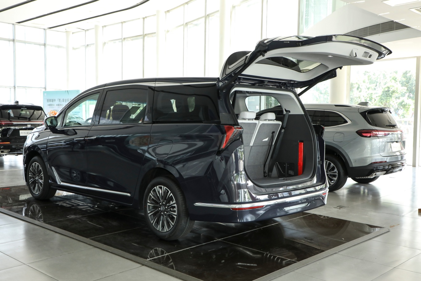 【别克GL8陆尊 2.0T 智享和悦版后备厢开启45度侧拍图片-汽车图片大全】-易车