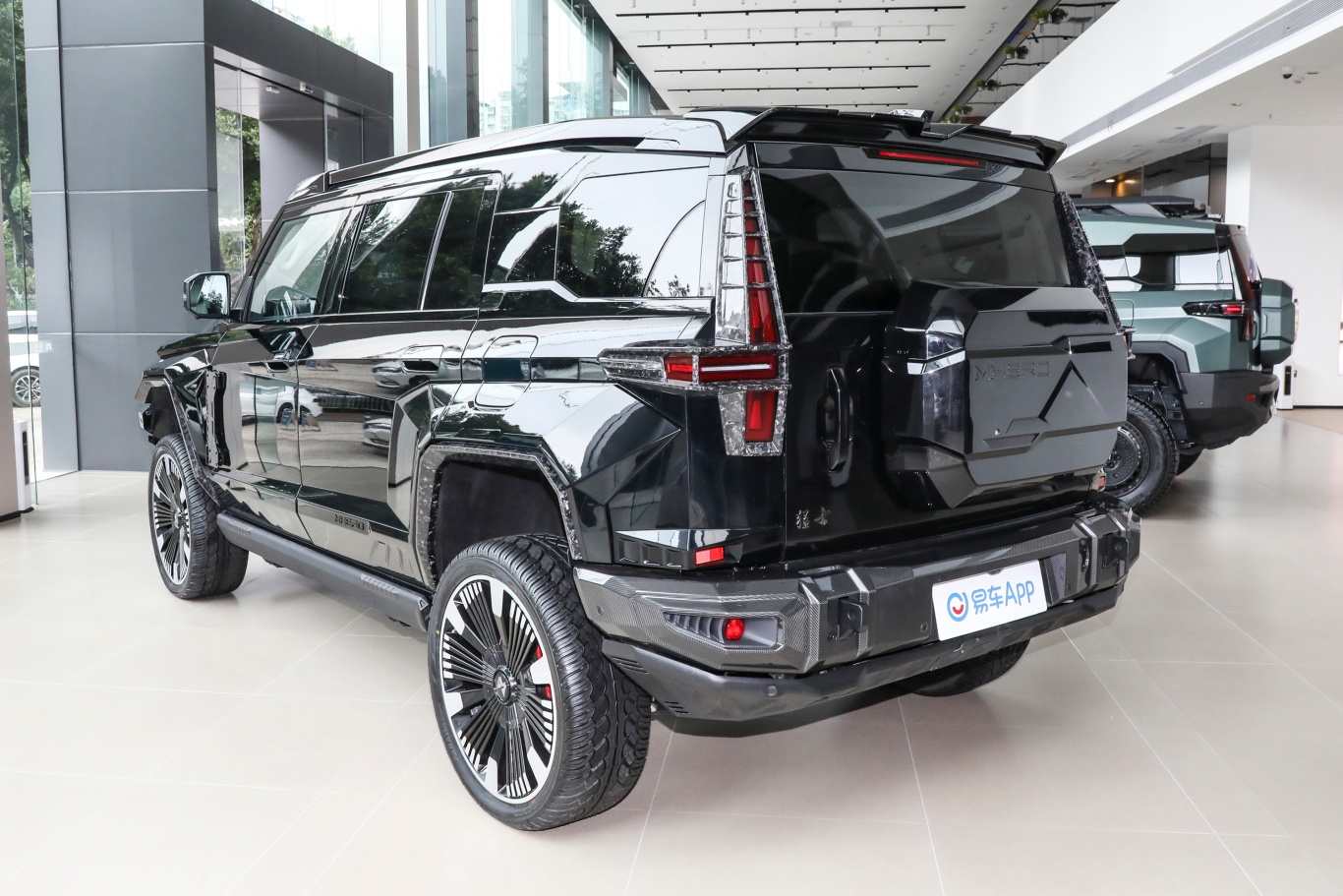 【猛士917增程版 200km 蛟龙战甲加长版侧后45度车头向左水平图片-汽车图片大全】-易车