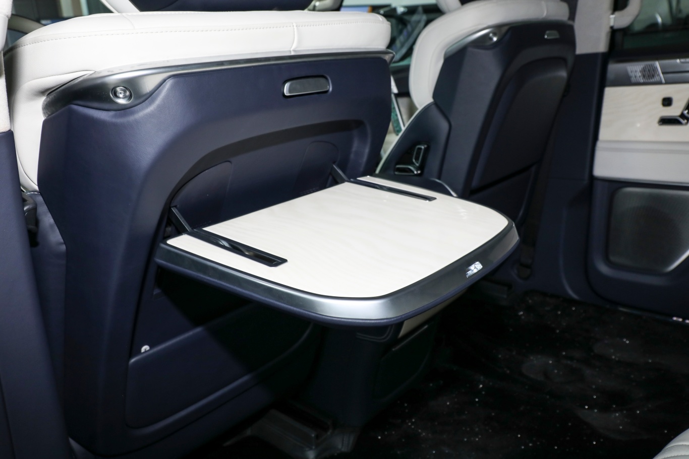 【猛士917增程版 200km 蛟龙战甲加长版后排功能图片-汽车图片大全】-易车