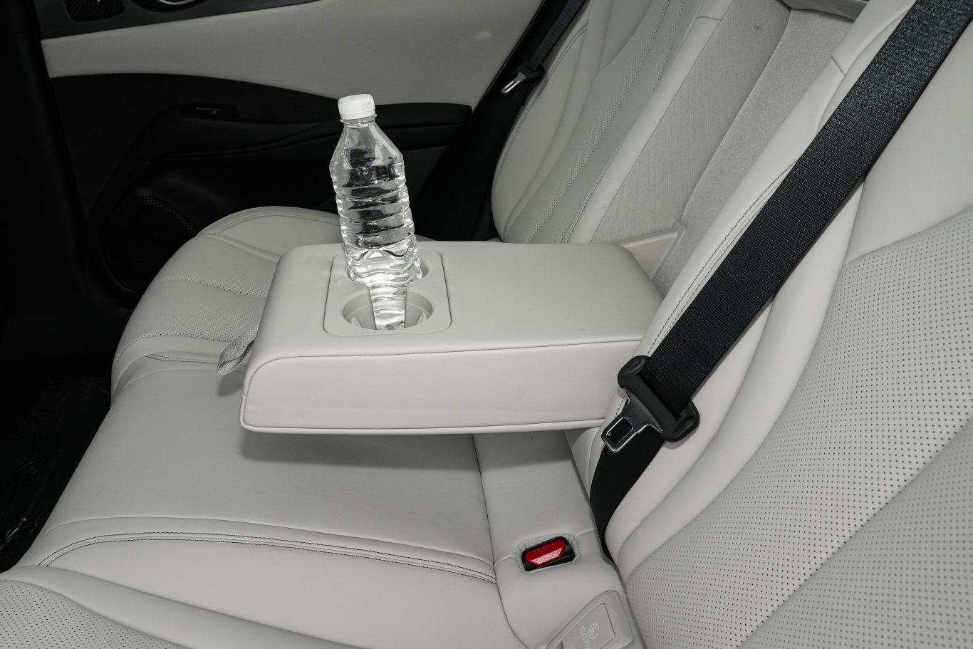 【海豹06EV 545km 尊享型后排(第二排)杯架图片-汽车图片大全】-易车