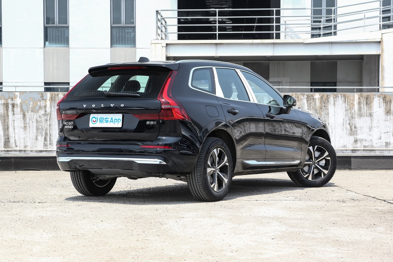 【沃尔沃XC60B5 四驱智逸豪华版侧后45度车头向右水平图片-汽车图片大全】-易车