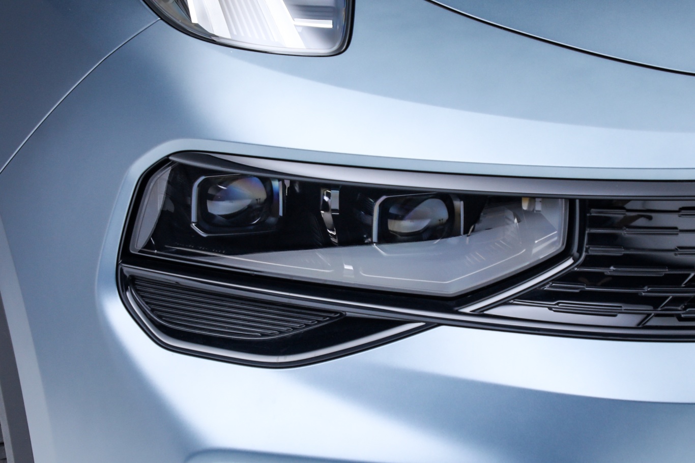 【领克012.0T 两驱焕新Pro版大灯侧45度俯拍图片-汽车图片大全】-易车