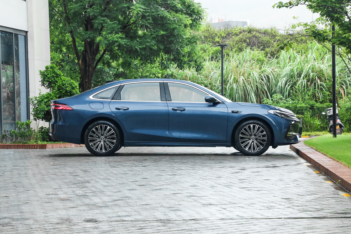 【银河A71.5L 150km 星舰版正侧车头向右水平图片-汽车图片大全】-易车