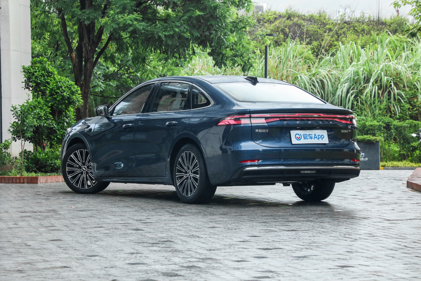 【银河A71.5L 150km 星舰版侧后45度车头向左水平图片-汽车图片大全】-易车