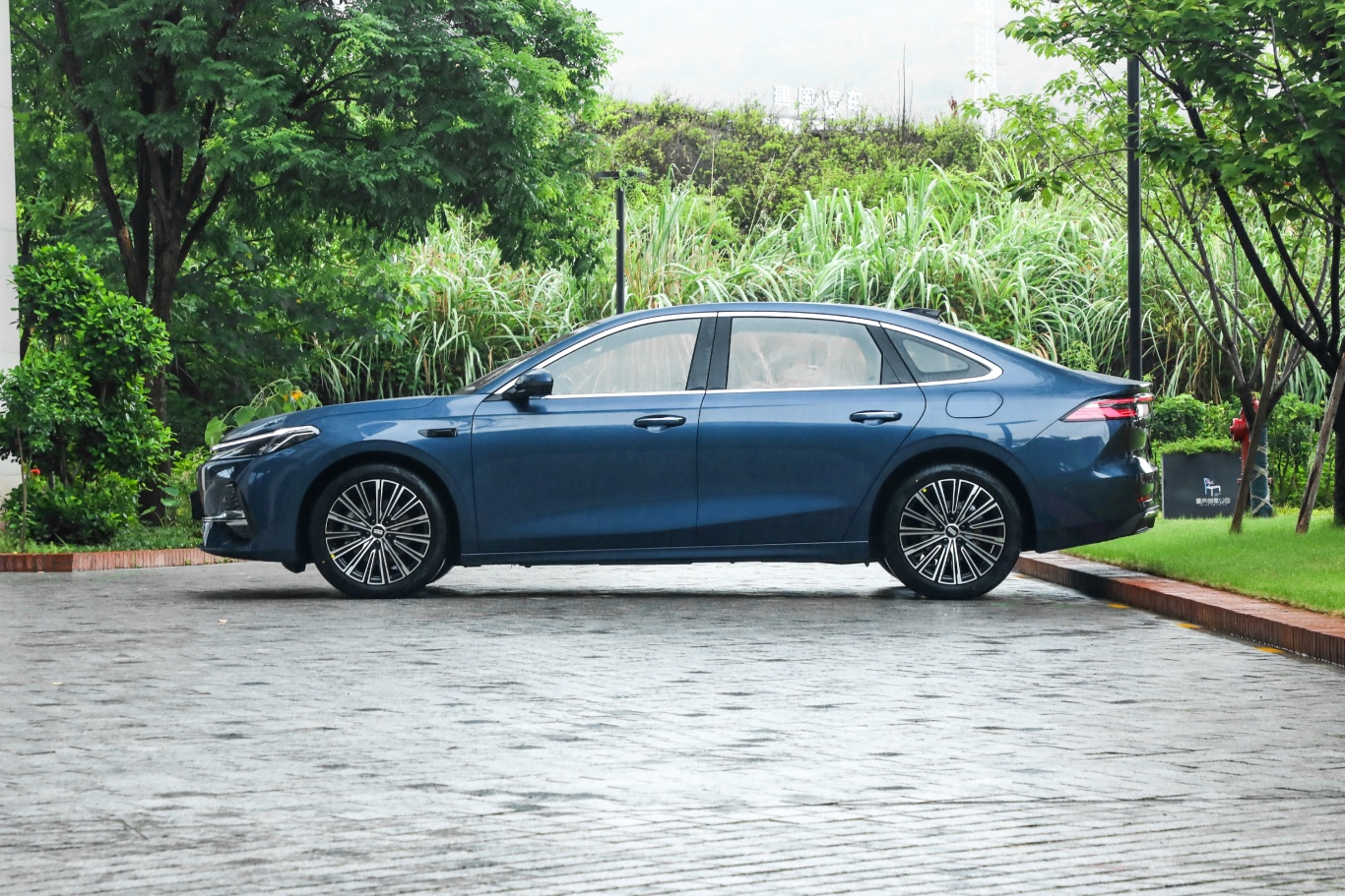 【银河A71.5L 150km 星舰版正侧车头向左水平图片-汽车图片大全】-易车