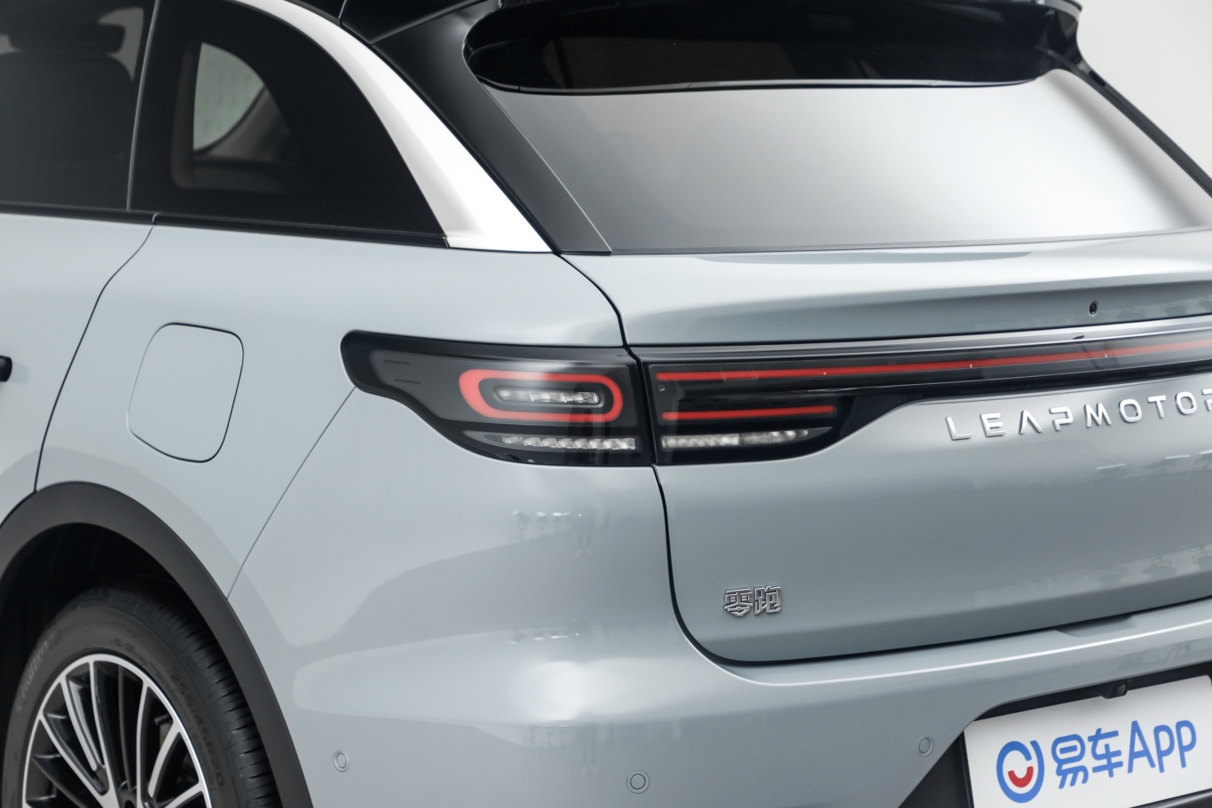 【零跑C11增程版 300km 300激光雷达智尊版尾灯侧45度俯拍图片-汽车图片大全】-易车