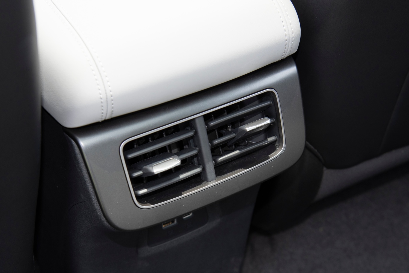 【海豹06DM-i旅行版DM-i 1.5L 150km 旗舰型后排(第二排)出风口图片-汽车图片大全】-易车