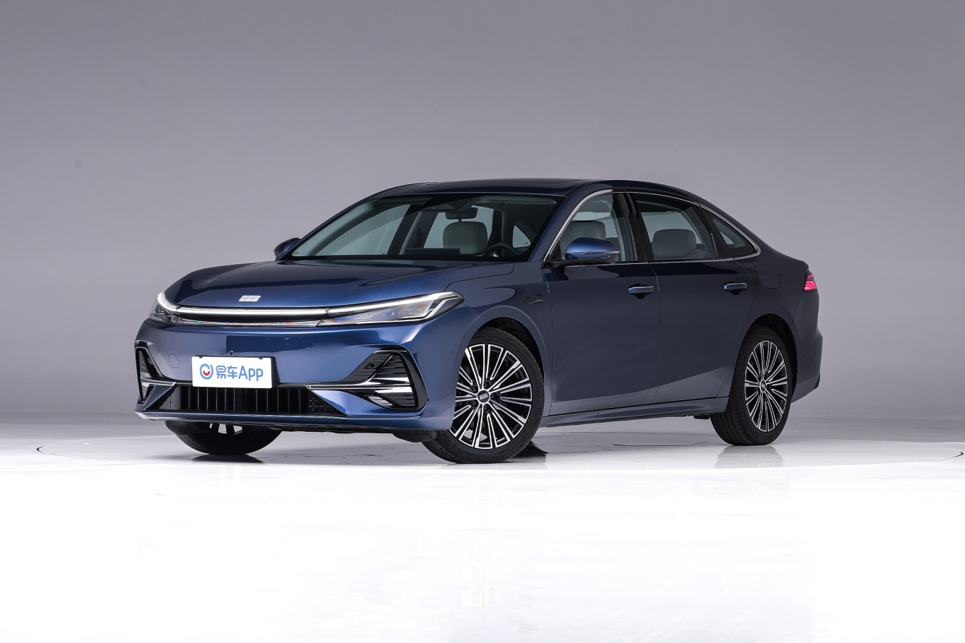 【银河A71.5L 150km 星舰版侧前45度车头向左水平图片-汽车图片大全】-易车