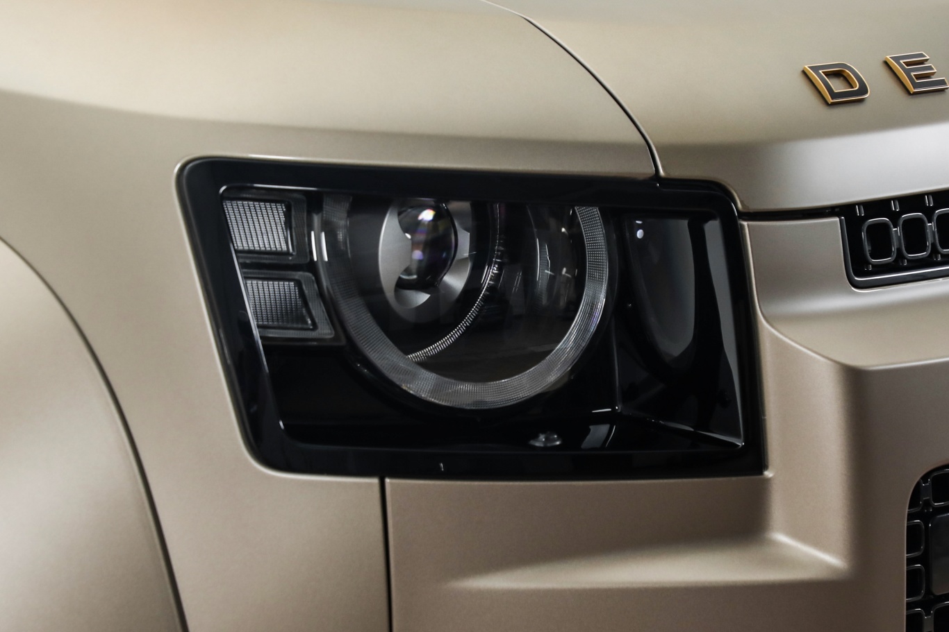 【卫士110 4.4T V8 OCTA大灯侧45度俯拍图片-汽车图片大全】-易车