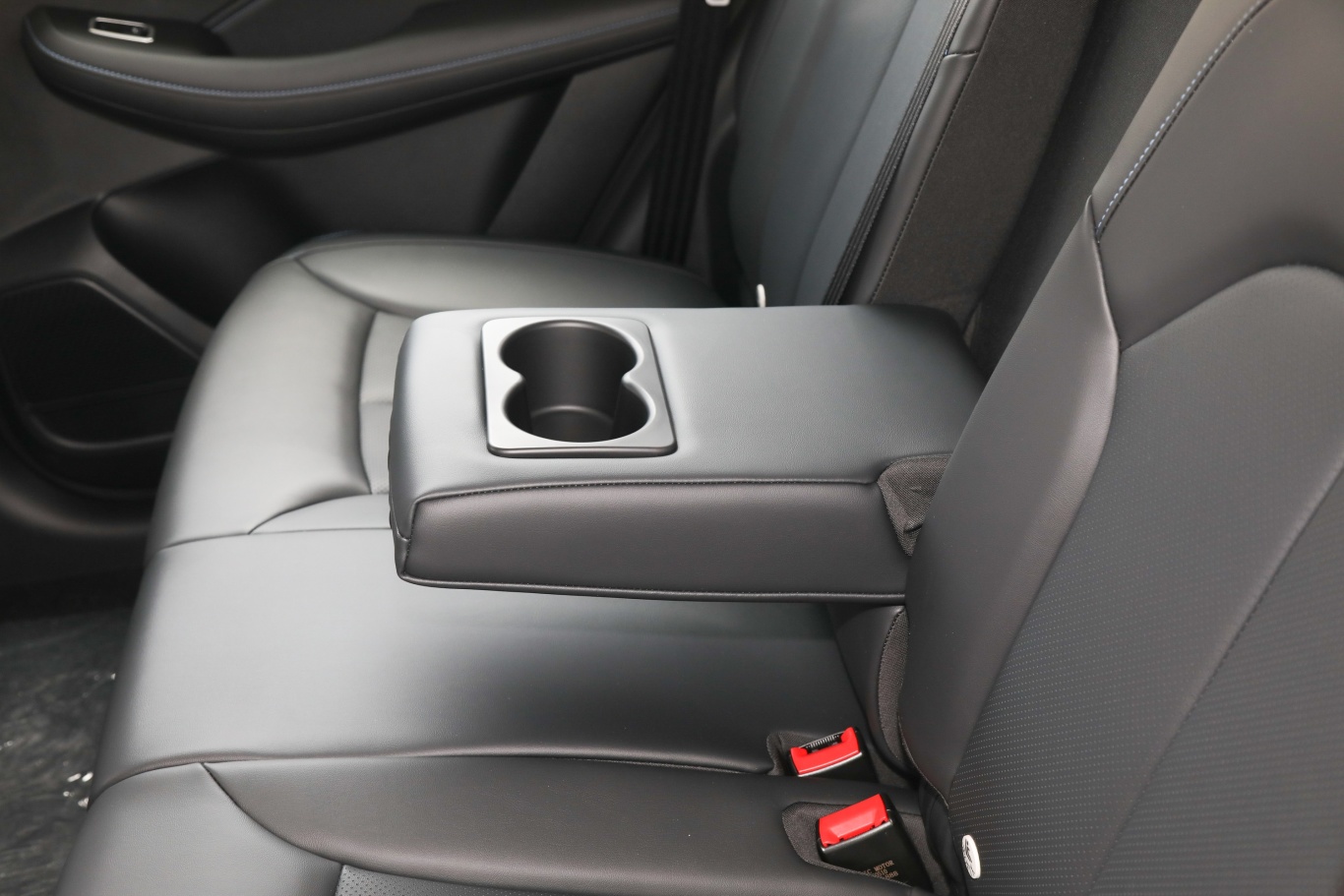 【荣威RX5改款 PLUS 330TGI 双离合领潮智惠版后排(第二排)中央扶手图片-汽车图片大全】-易车