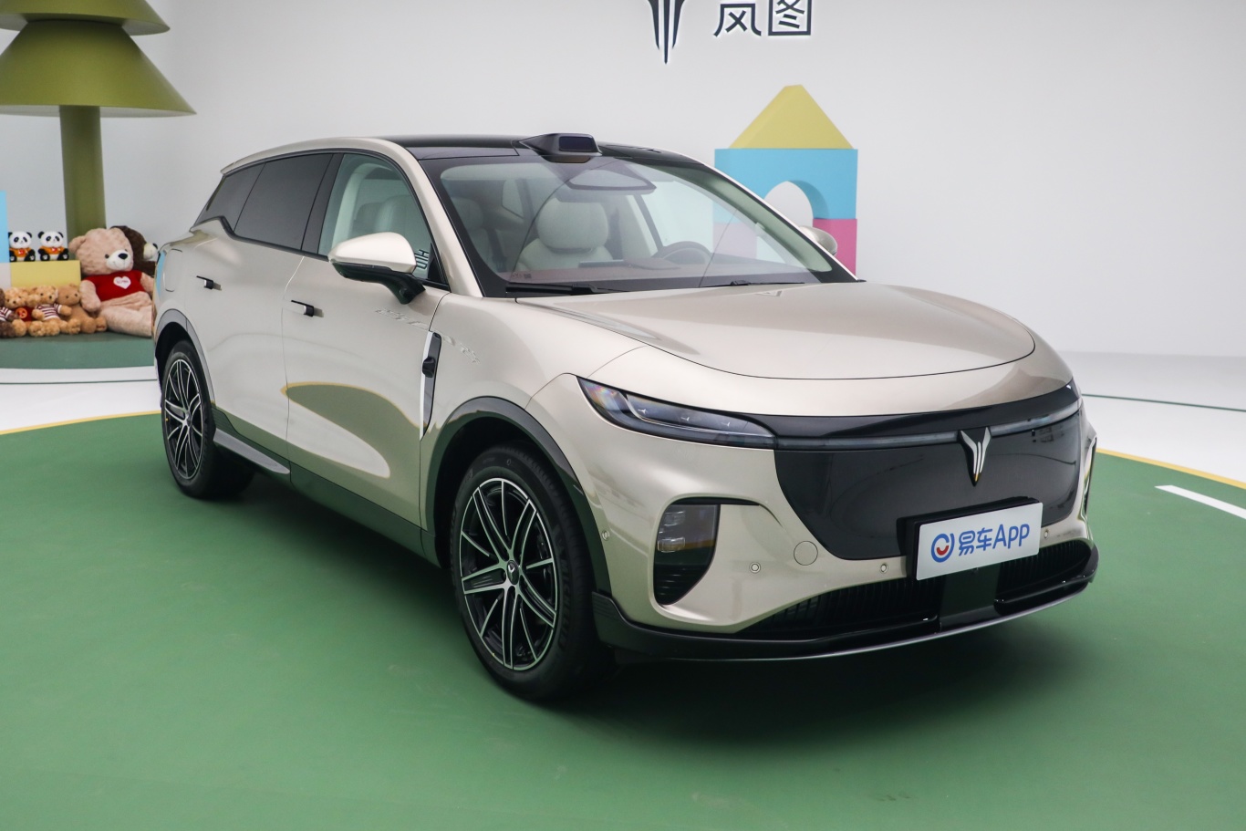 【岚图知音650km 后驱乾崑版侧前45度车头向右水平图片-汽车图片大全】-易车