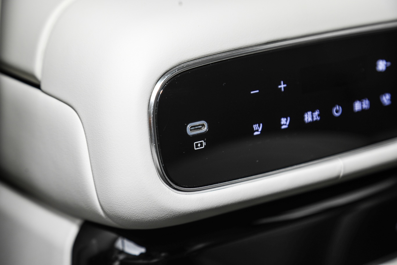 【银河M91.5T 210km 四驱领航版后排(第二排)充电口图片-汽车图片大全】-易车