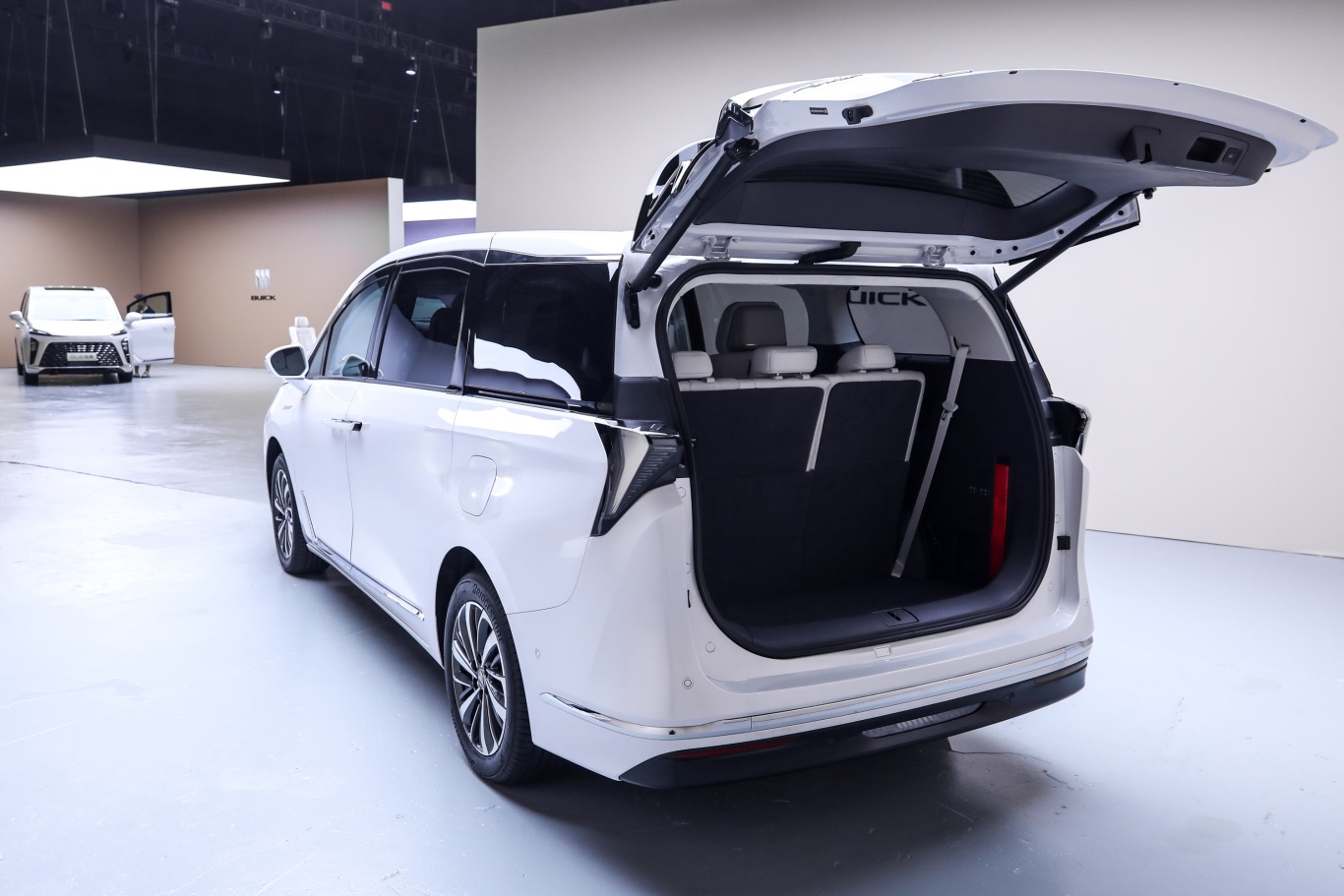 【别克GL8 插电混动陆尊 1.5T 202km 奢享版 7座后备厢开启45度侧拍图片-汽车图片大全】-易车